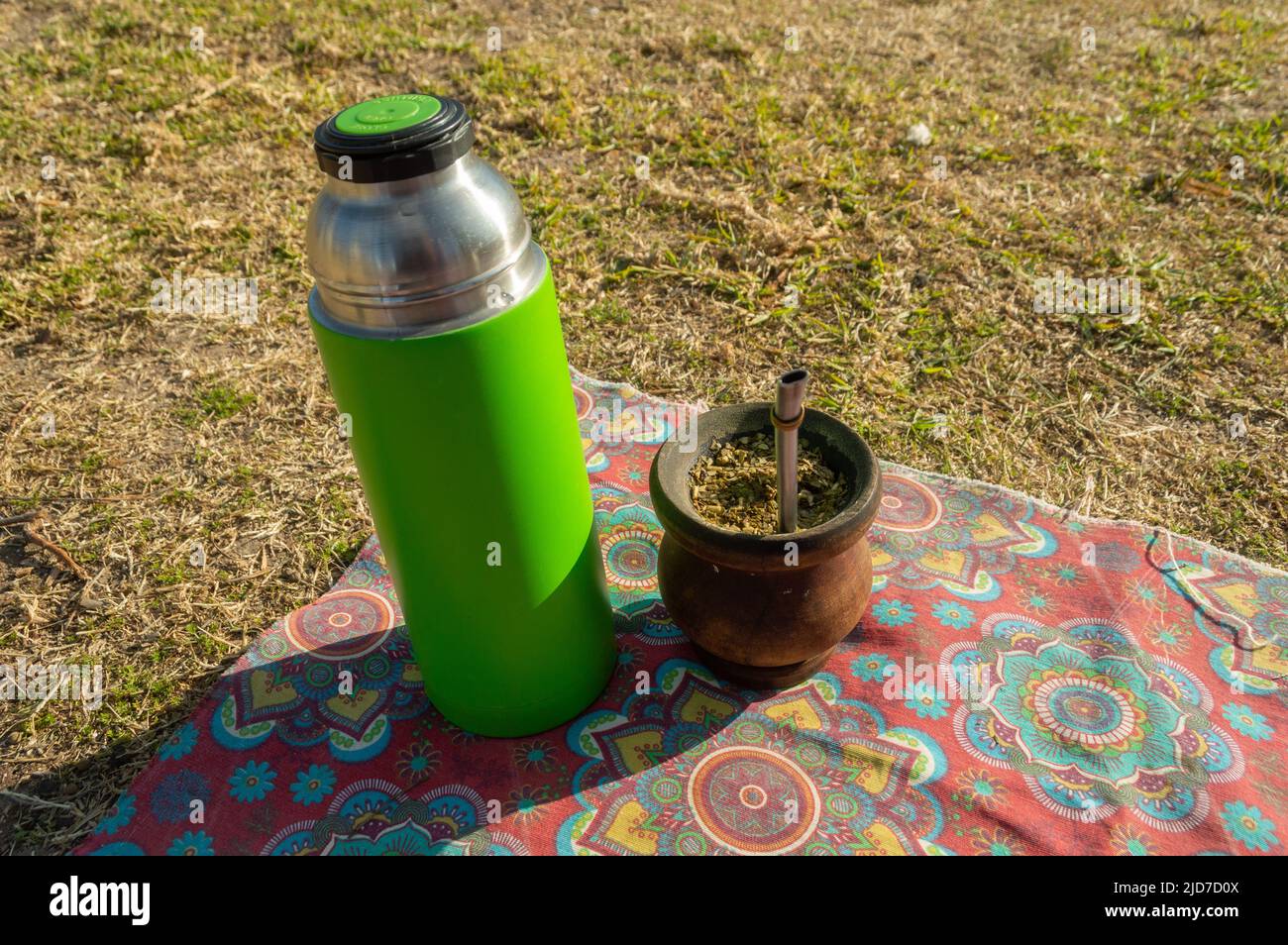 Tomar mate en la plaza hi-res stock photography and images - Alamy