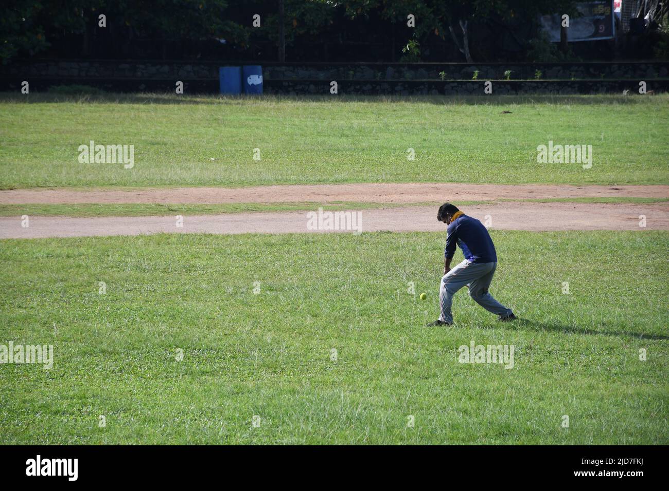 Man with cricket bat hi-res stock photography and images - Alamy