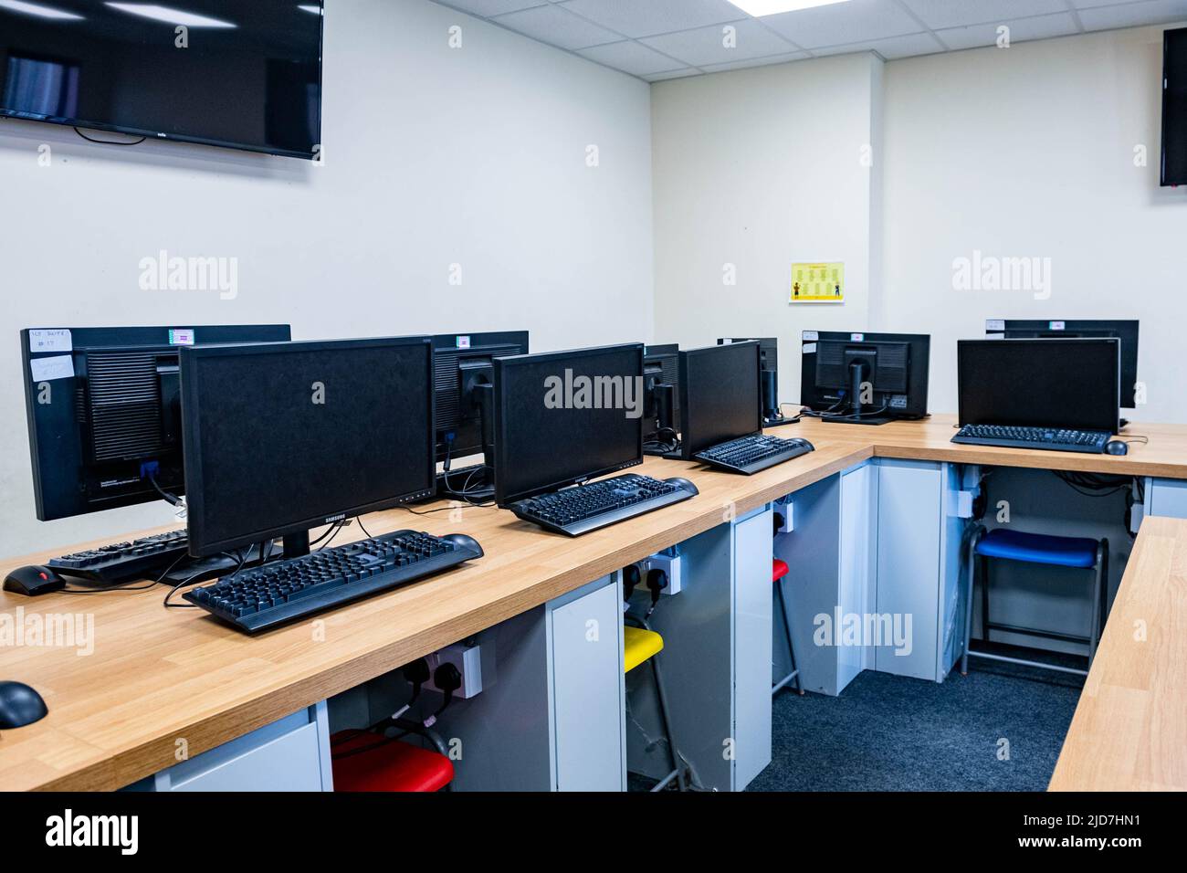 Line of computers hi-res stock photography and images - Alamy