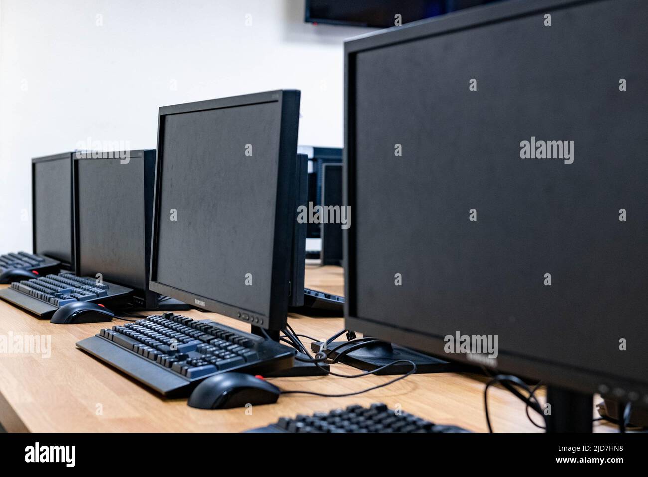 Line of computers Stock Photo - Alamy