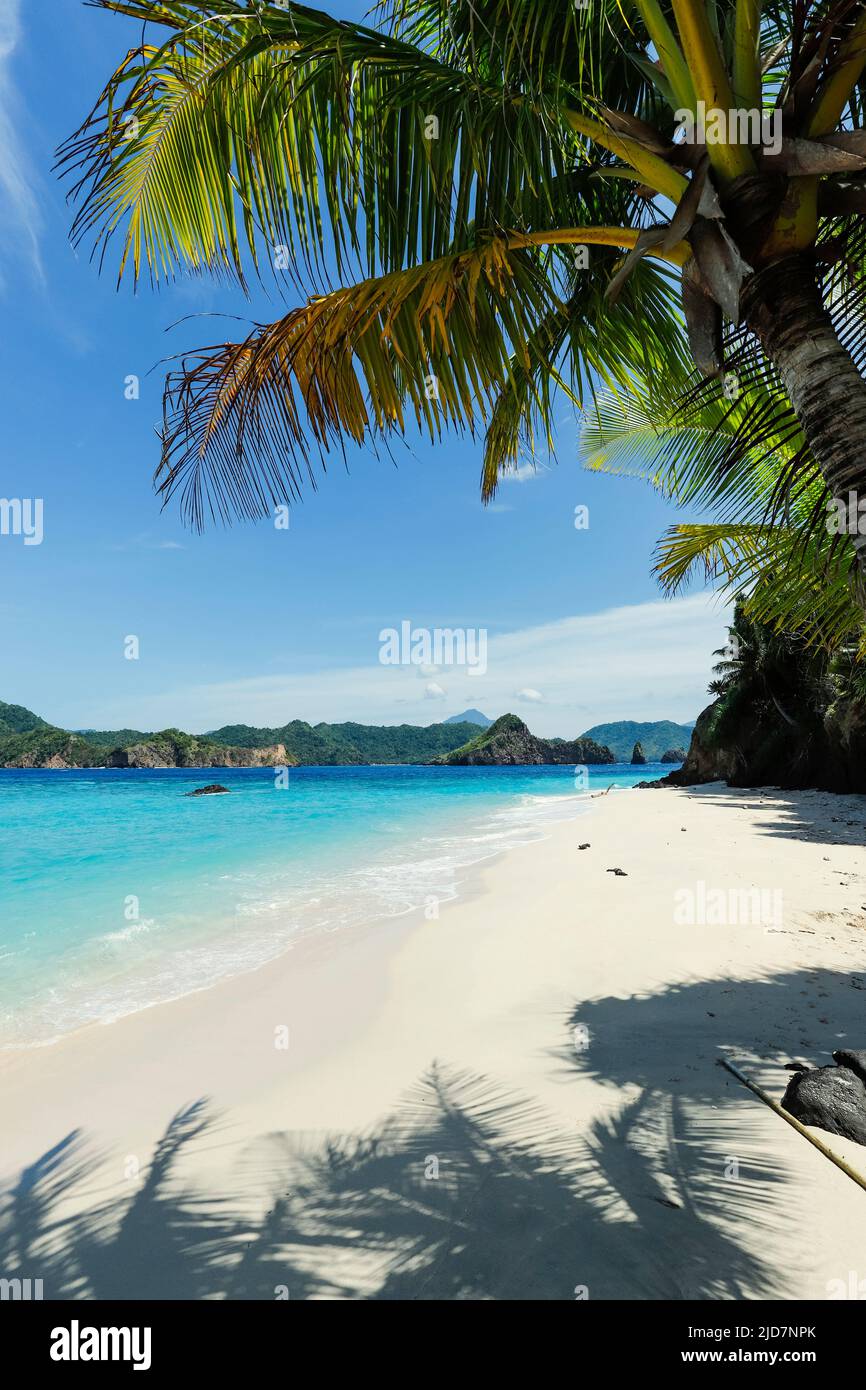 Lovely Mahoro Island beach with Masare & Pahepa Islands beyond ...