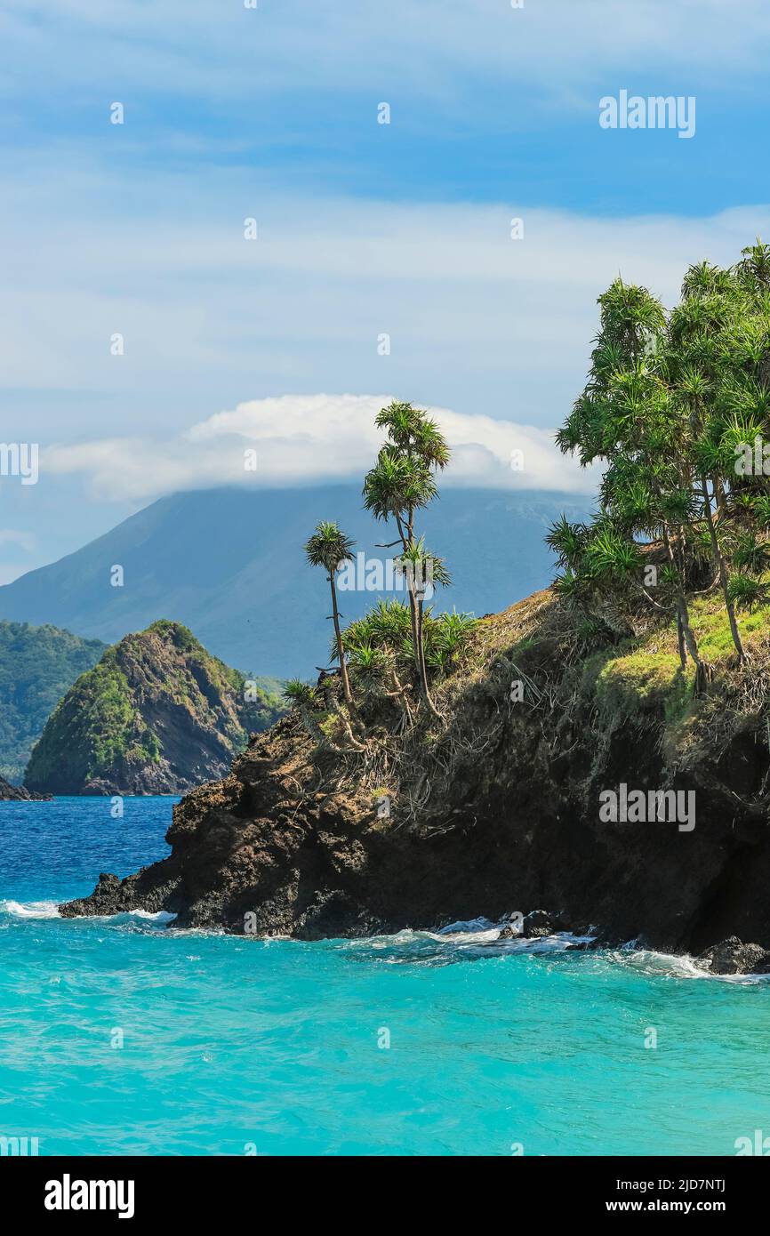 Beautiful turquoise sea at Mahoro Island with cloudy Karangetang ...