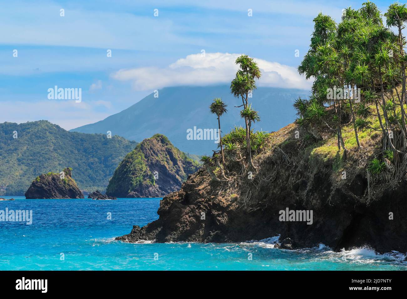 Beautiful turquoise sea at Mahoro Island with cloudy Karangetang ...