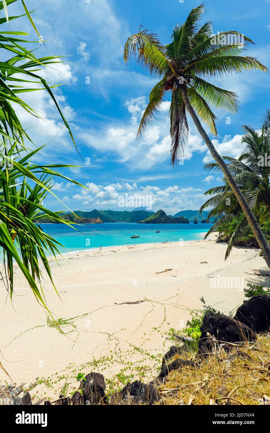Mahoro Island white sand beach & Masare & Pahepa Islands beyond ...