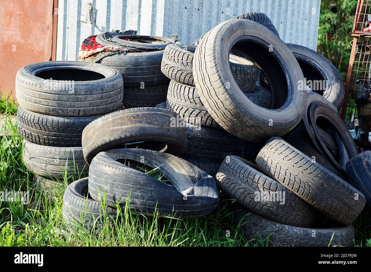 A bunch of used tires hi-res stock photography and images - Alamy