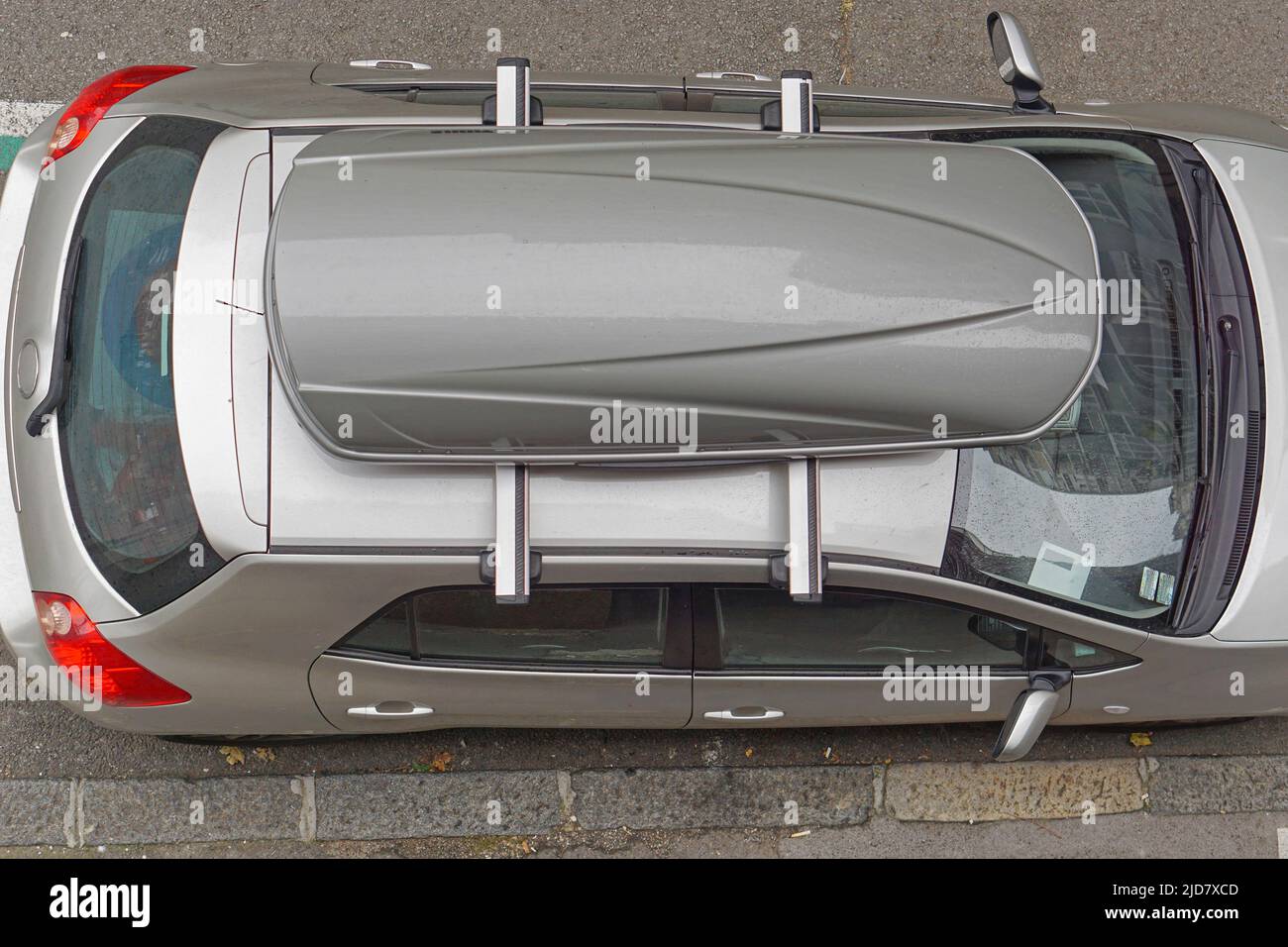 Long cargo top box at silver car roof Stock Photo - Alamy