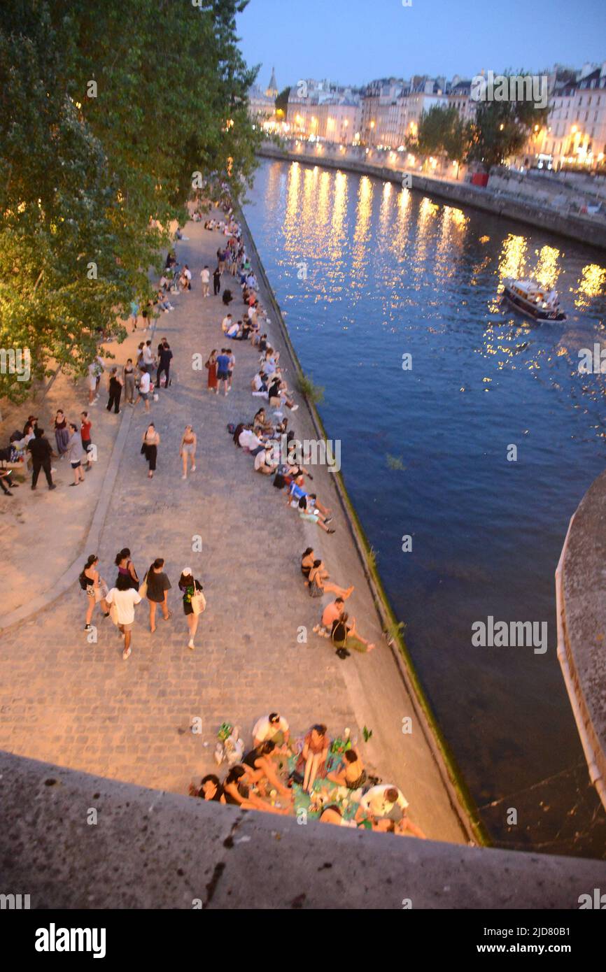 Atmosphere at quay of the Seine during the evening of heat wave in ...