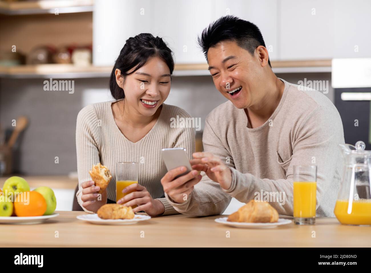Using phone while eating family hi-res stock photography and images - Alamy