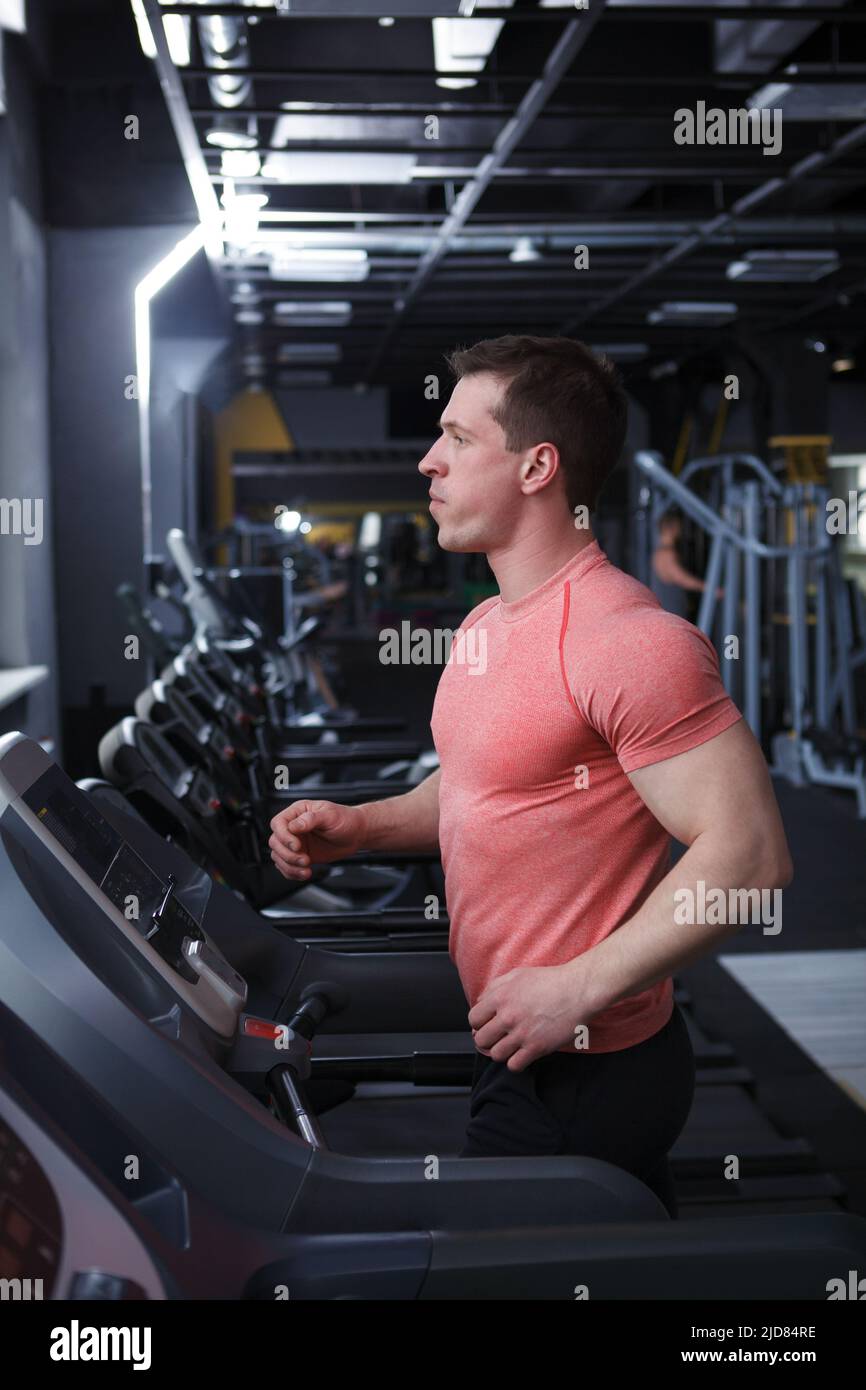 Man running machine profile hi-res stock photography and images - Alamy