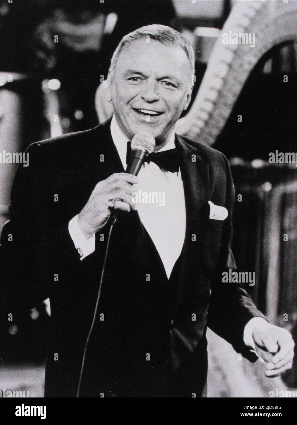 Frank sinatra 1982 hi-res stock photography and images - Alamy