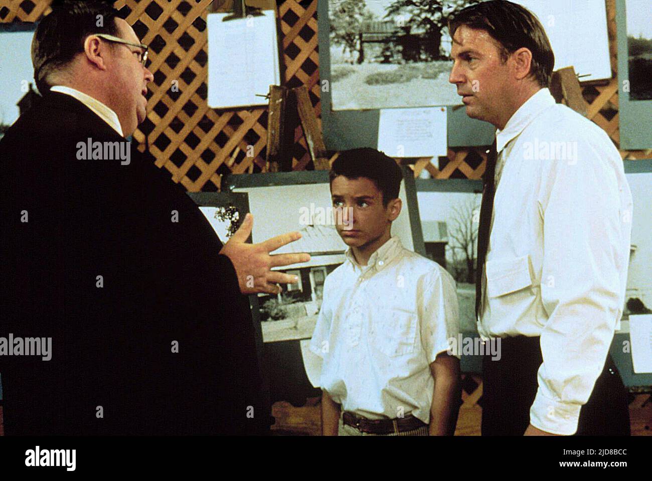 Elijah wood kevin costner war hi-res stock photography and images - Alamy