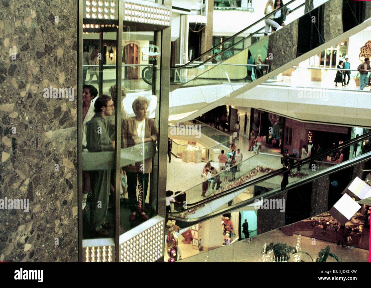 Scenes from a mall 1991 woody allen hi-res stock photography and images ...