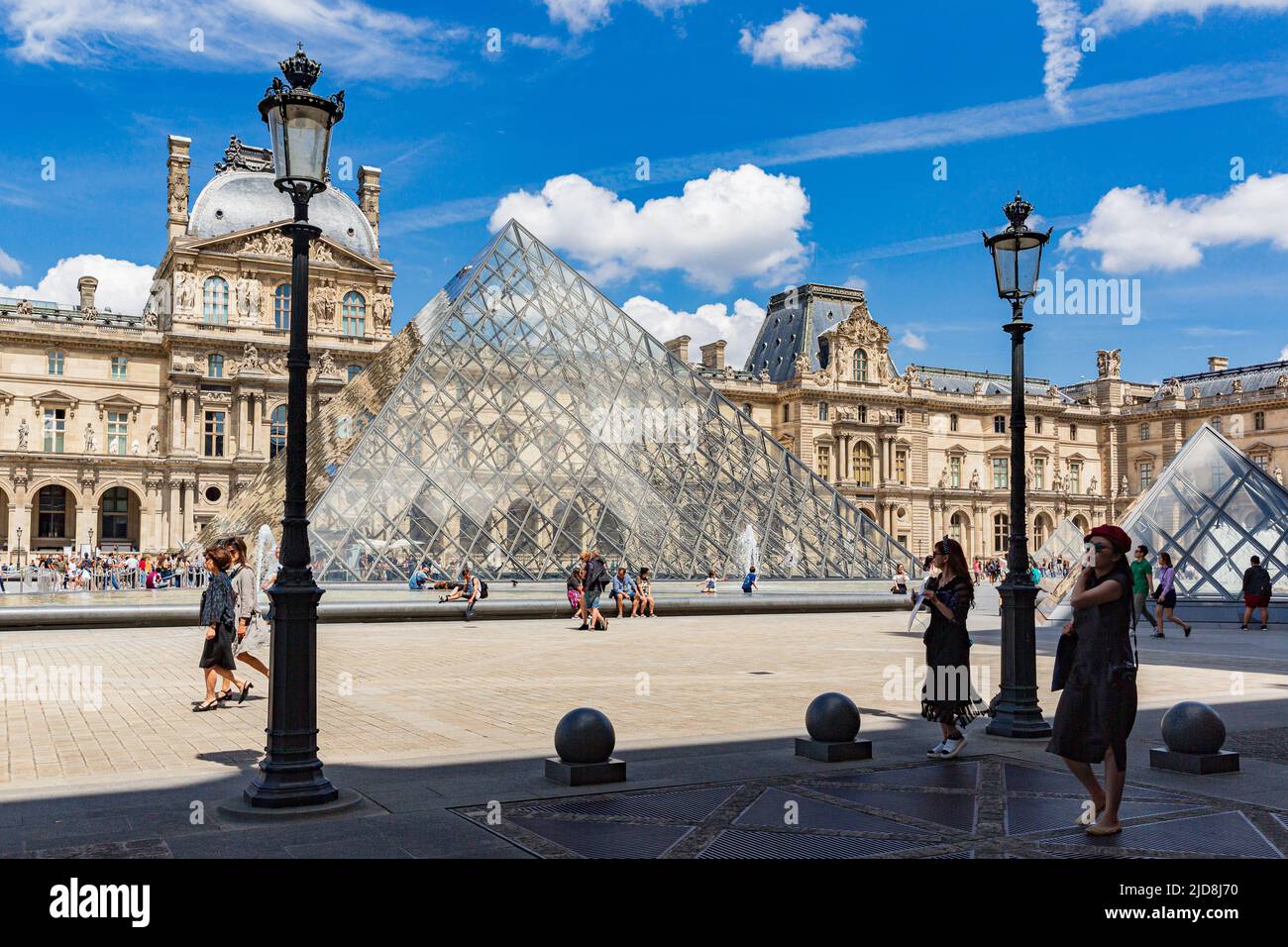queue at ticket office to the Louvre museum Pyramid, amazing sunny day ...