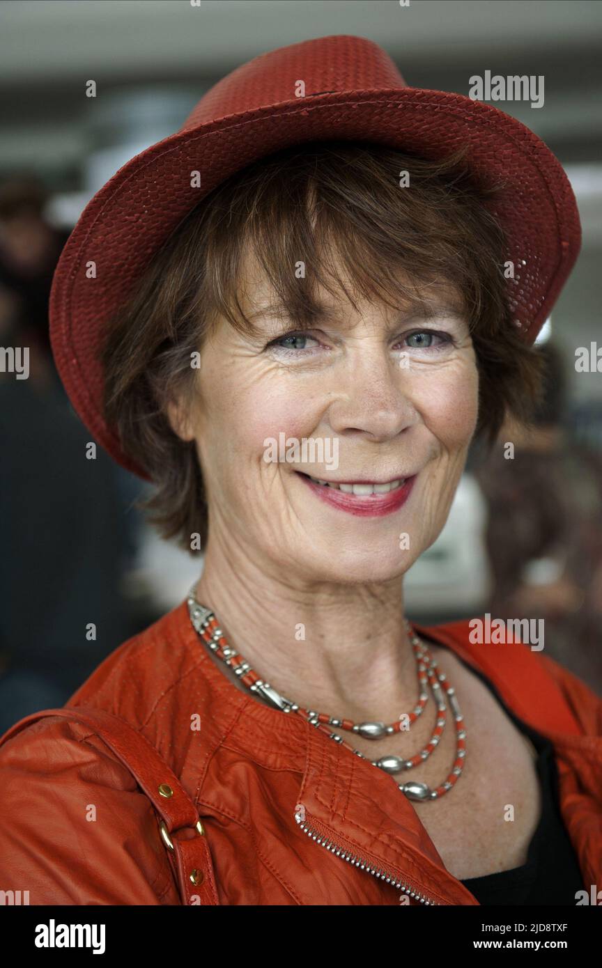 Celia Imrie's Instagram, Twitter & Facebook on IDCrawl