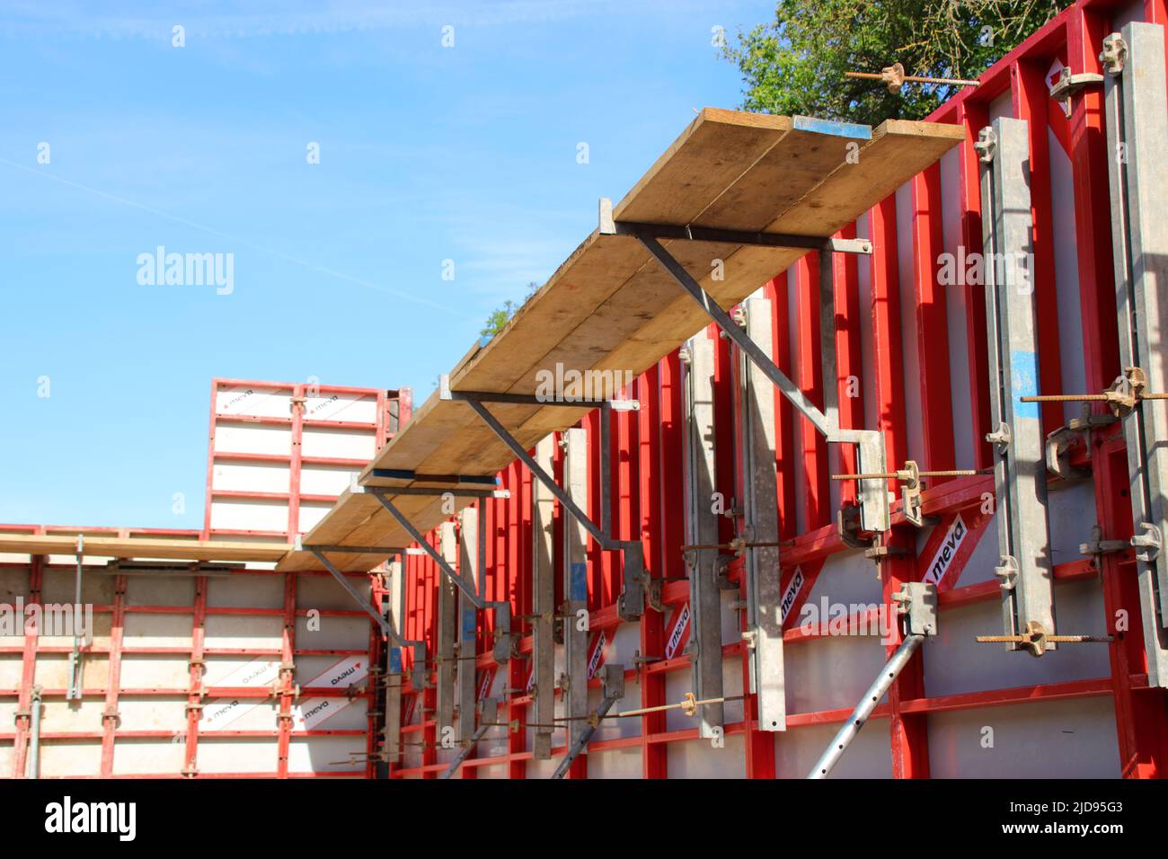 Platform for construction workers on scaffolding Stock Photo - Alamy