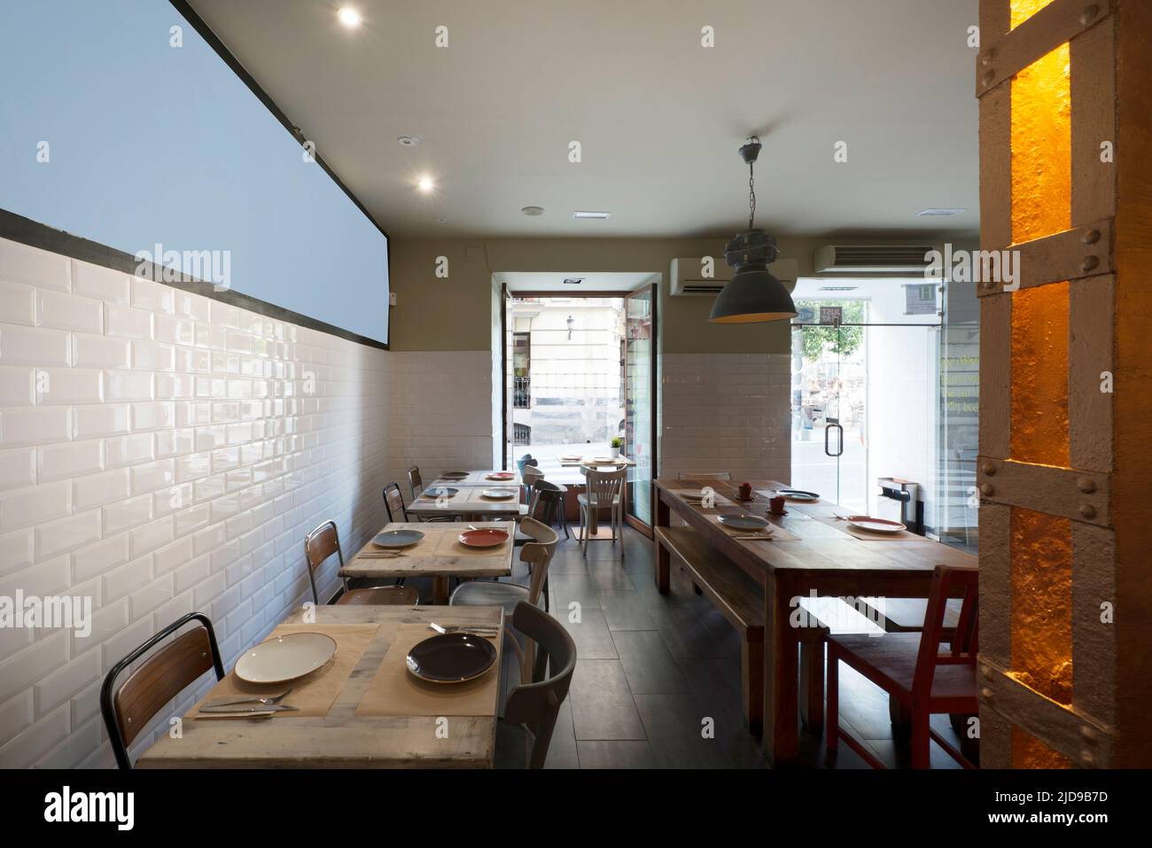 Dining tables with food service set up in a restaurant Stock Photo - Alamy