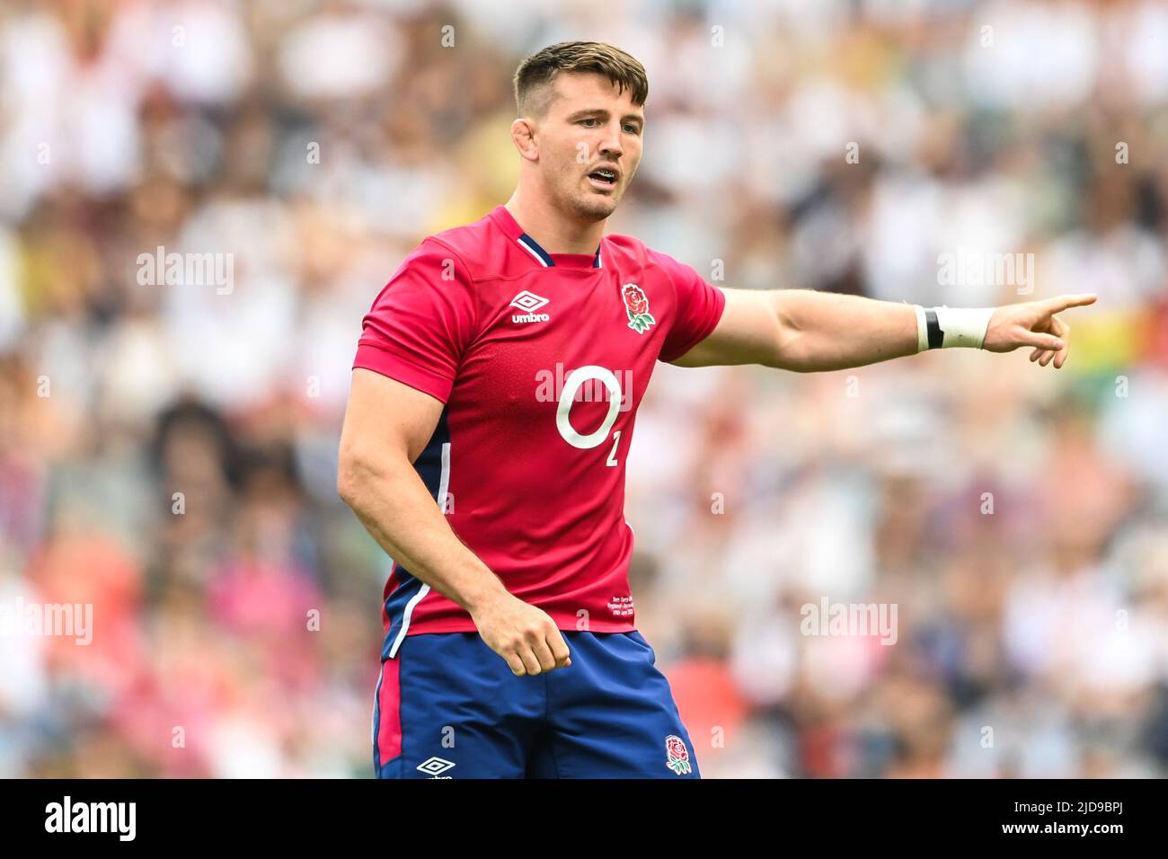 Tom Curry of England gives his team instructions Stock Photo - Alamy