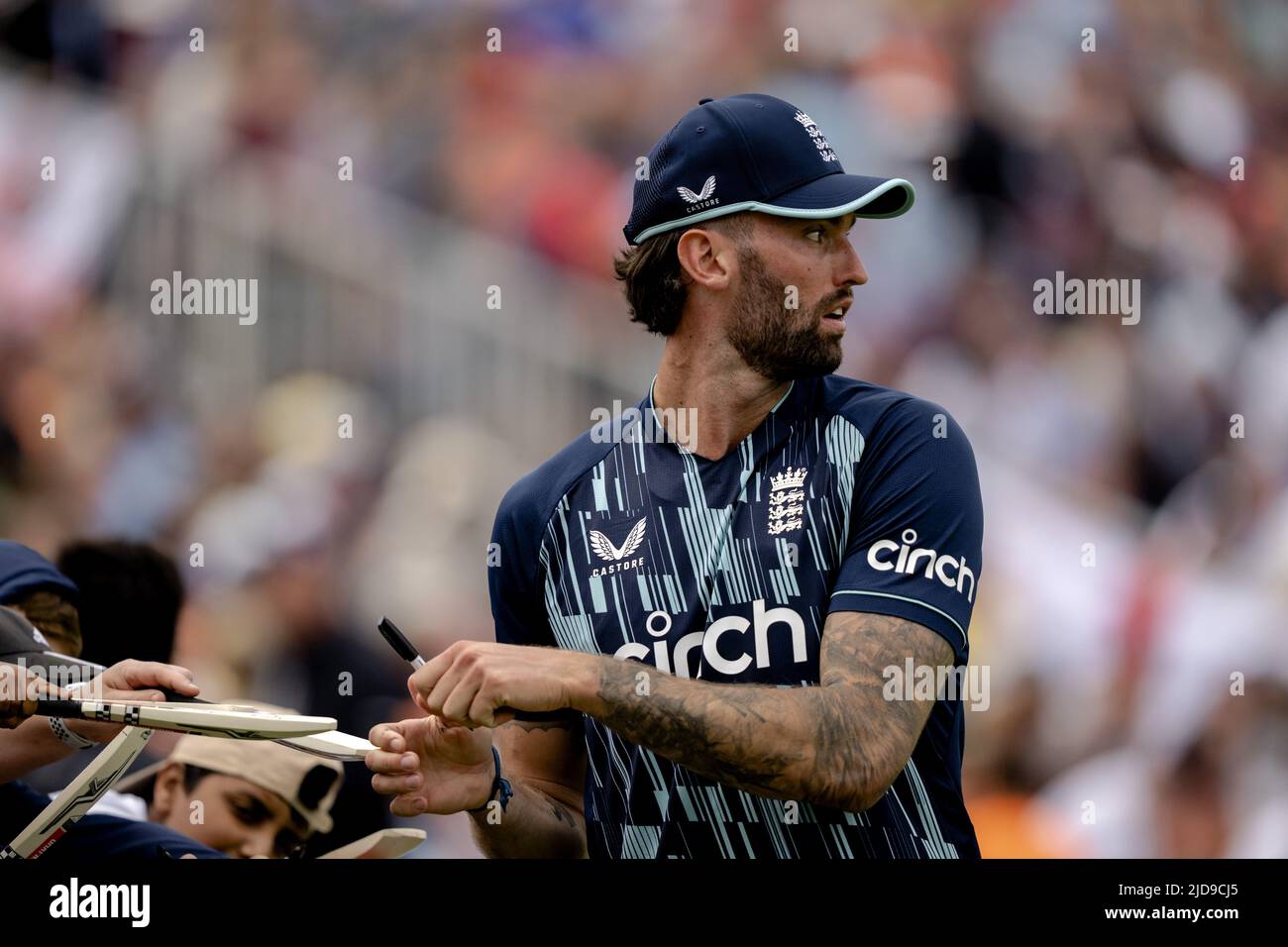 2022-06-19 15:50:38 AMSTELVEEN - Reece Topley of England signs ...