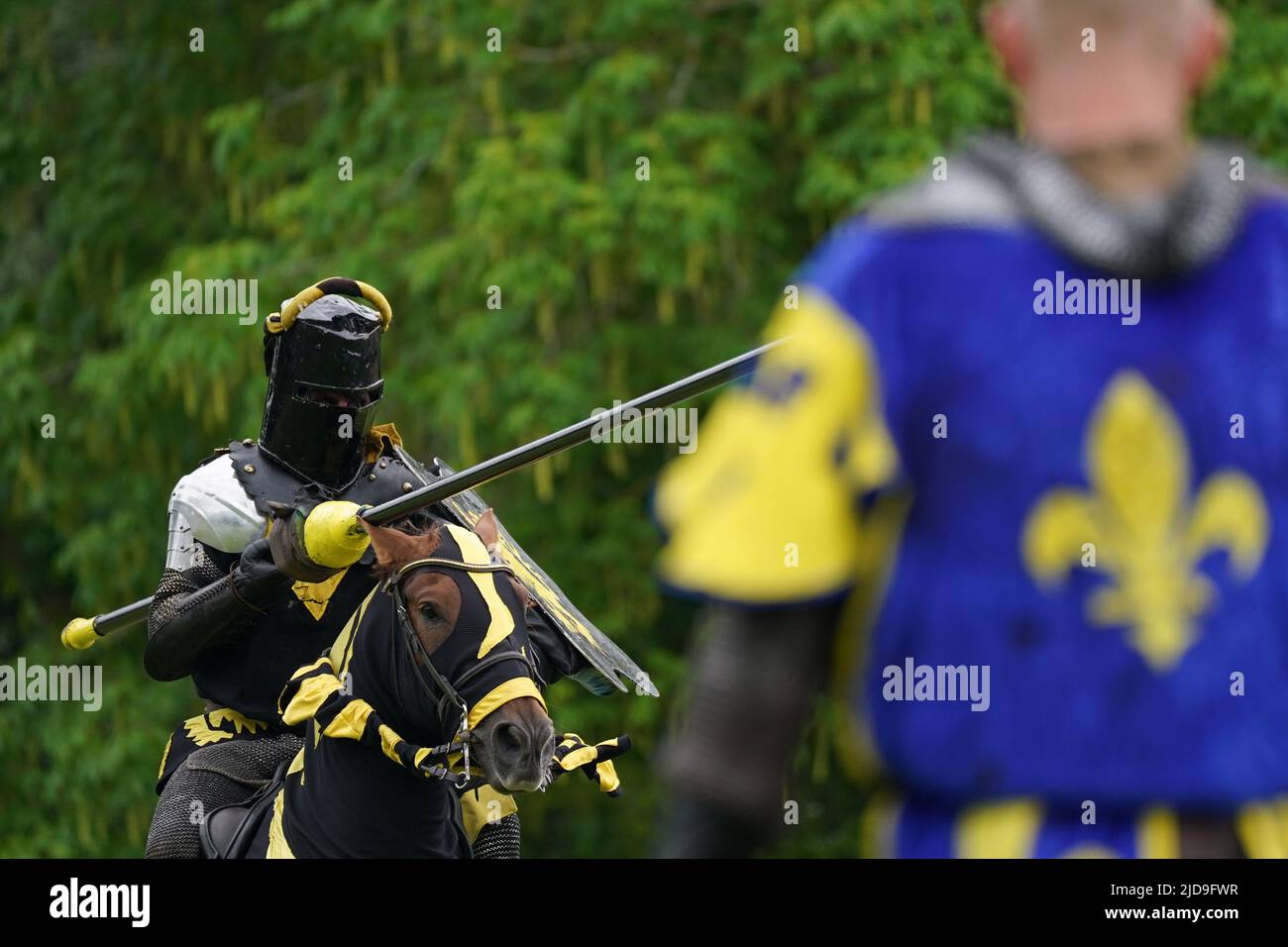 Black knight medieval jousting display hi-res stock photography and ...