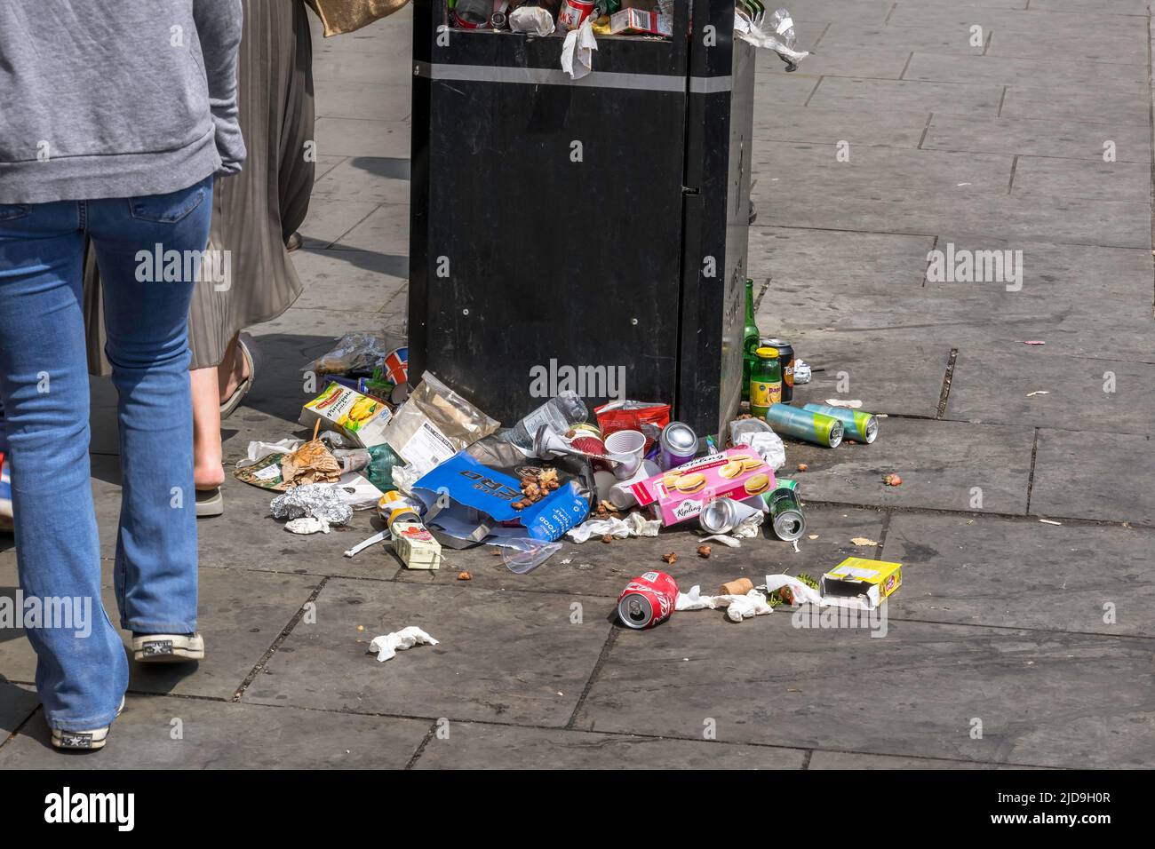 Bin paper angry hi-res stock photography and images - Alamy