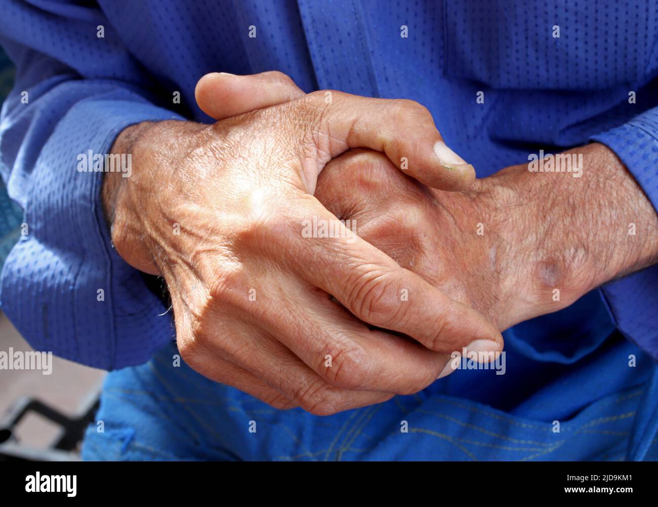 Hands of an old man Stock Photo - Alamy