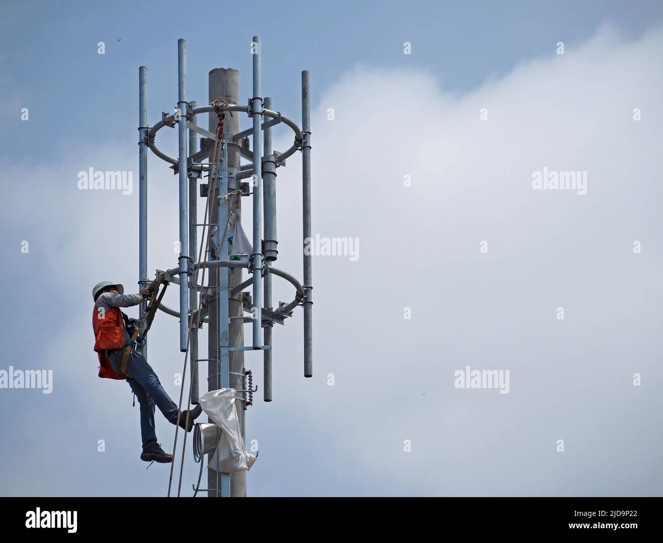 Working at height antenna hi-res stock photography and images - Alamy