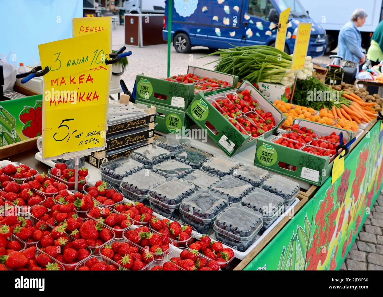 Vegetable, fruit and berry vendor at Töölöntori market place in ...