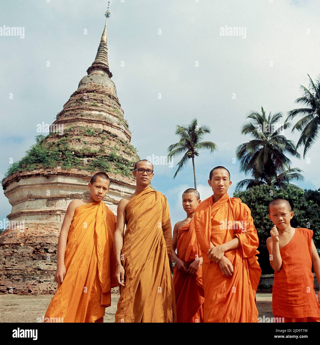 Buddhist monk bonzo hi-res stock photography and images - Alamy