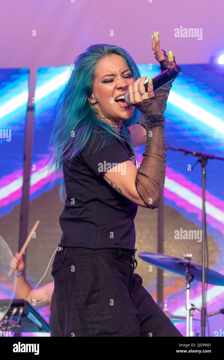 Singer charlotte sands hi-res stock photography and images - Alamy