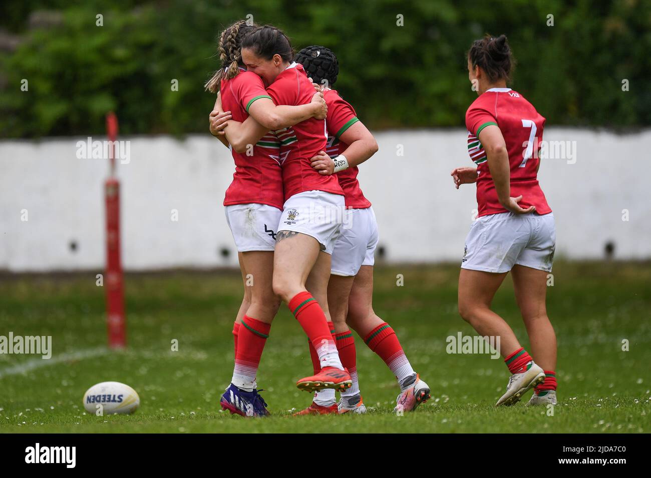 Anne-Marie Sayle of Wales RL, celebrates her try with Team mates Stock ...