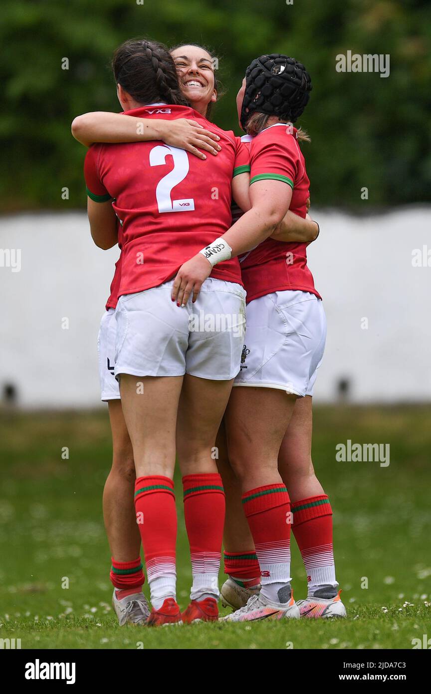 Anne-Marie Sayle of Wales RL, celebrates her try with Team mates Stock ...