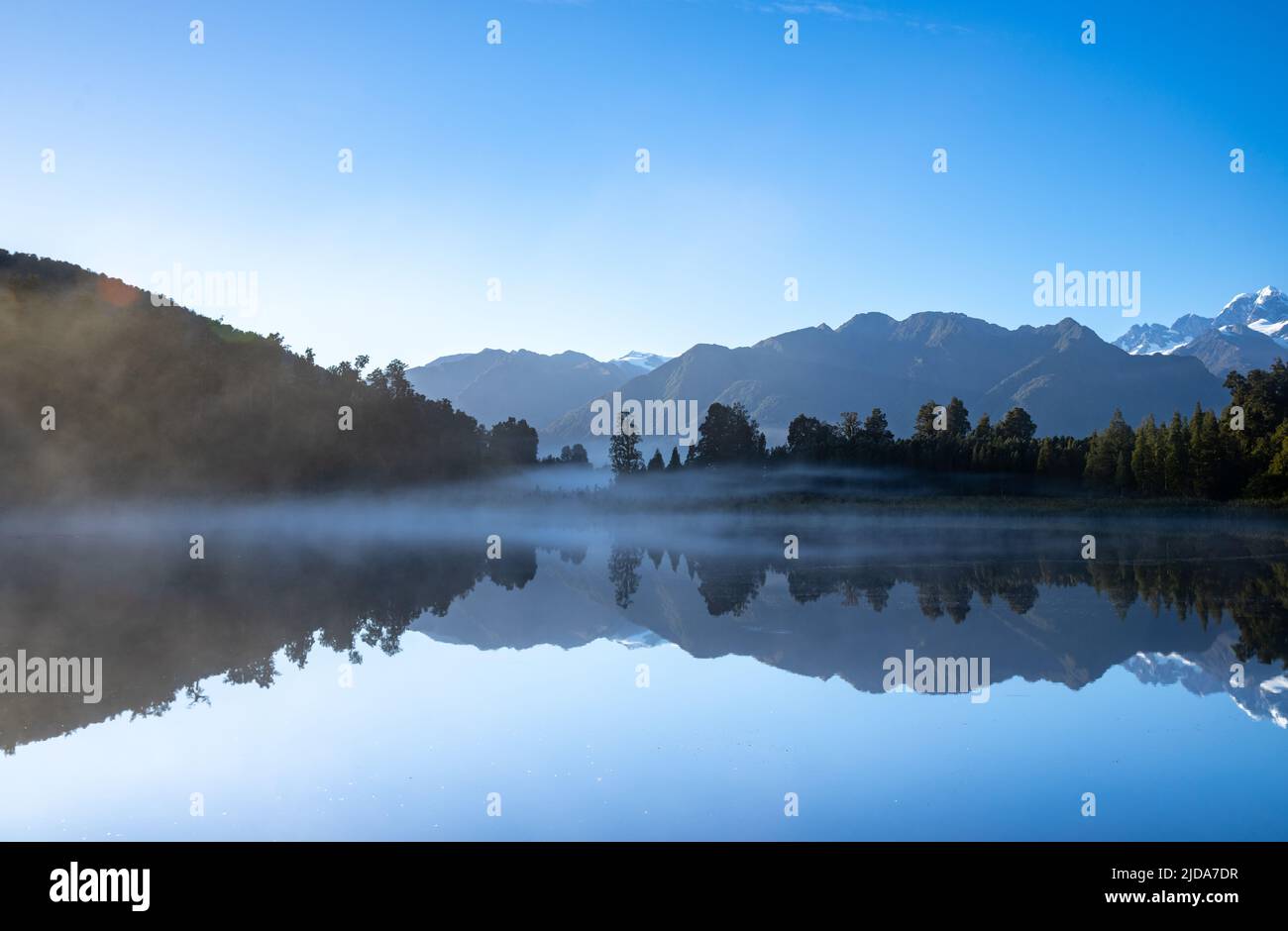 Perfect reflection in Lake Matheson surrounded by beautiful natural ...