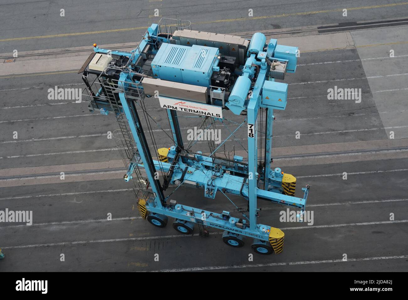 Container straddle blue hi-res stock photography and images - Alamy