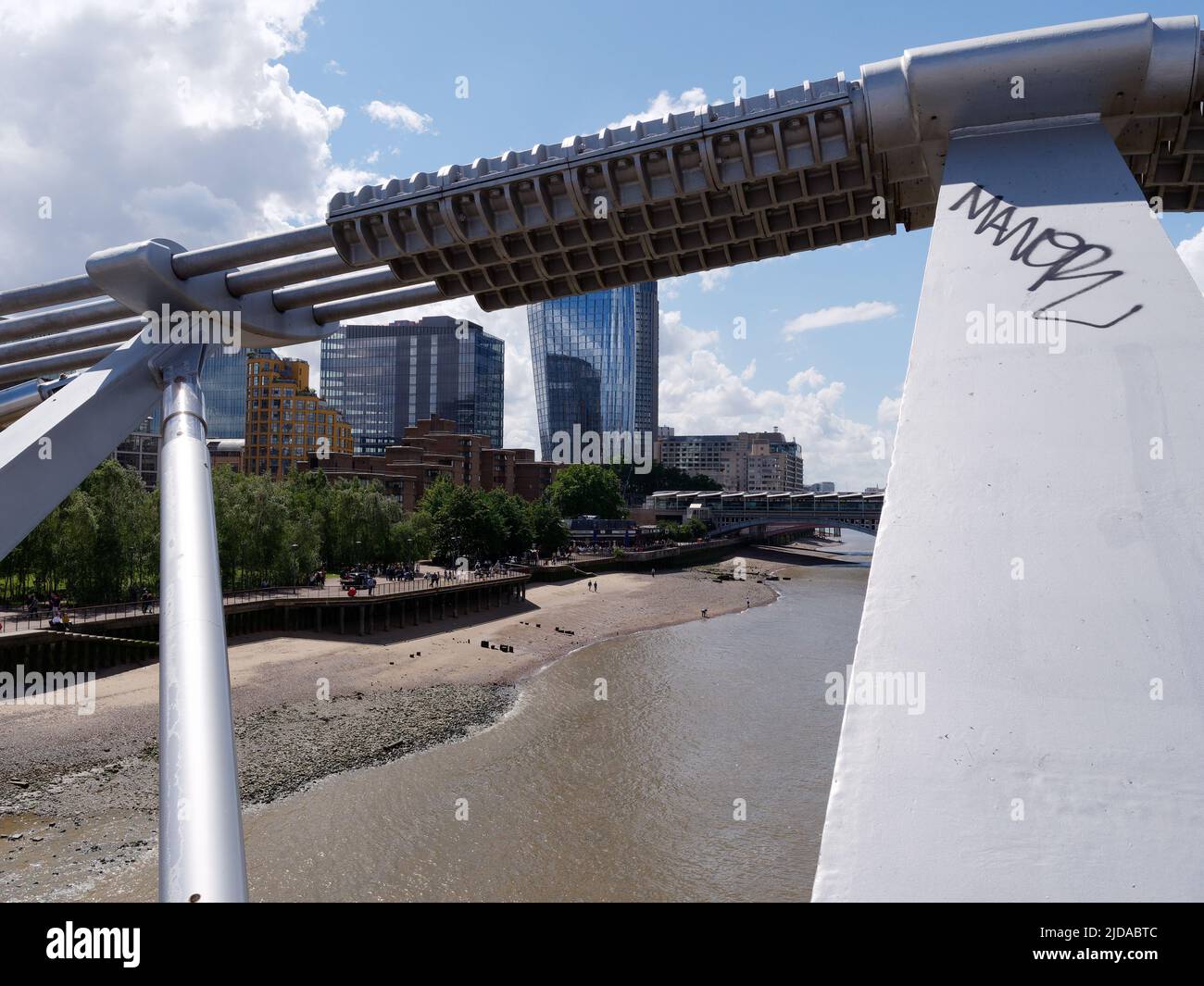 River thames beach hi-res stock photography and images - Alamy