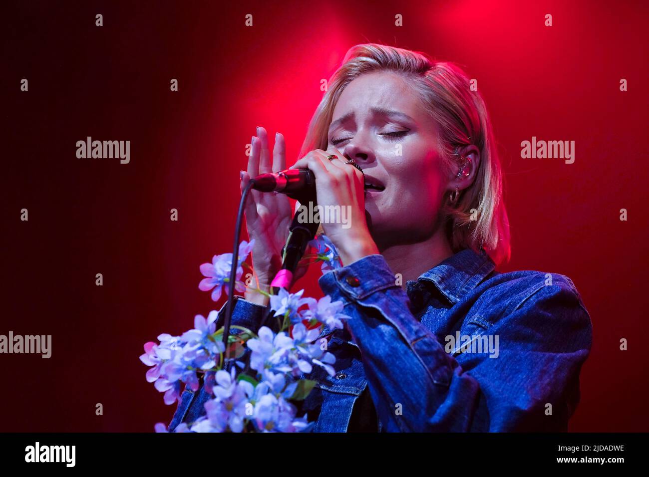 Nina nesbitt 2022 hi-res stock photography and images - Alamy