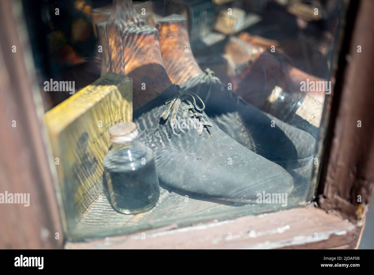 1920s shop window hi-res stock photography and images - Alamy