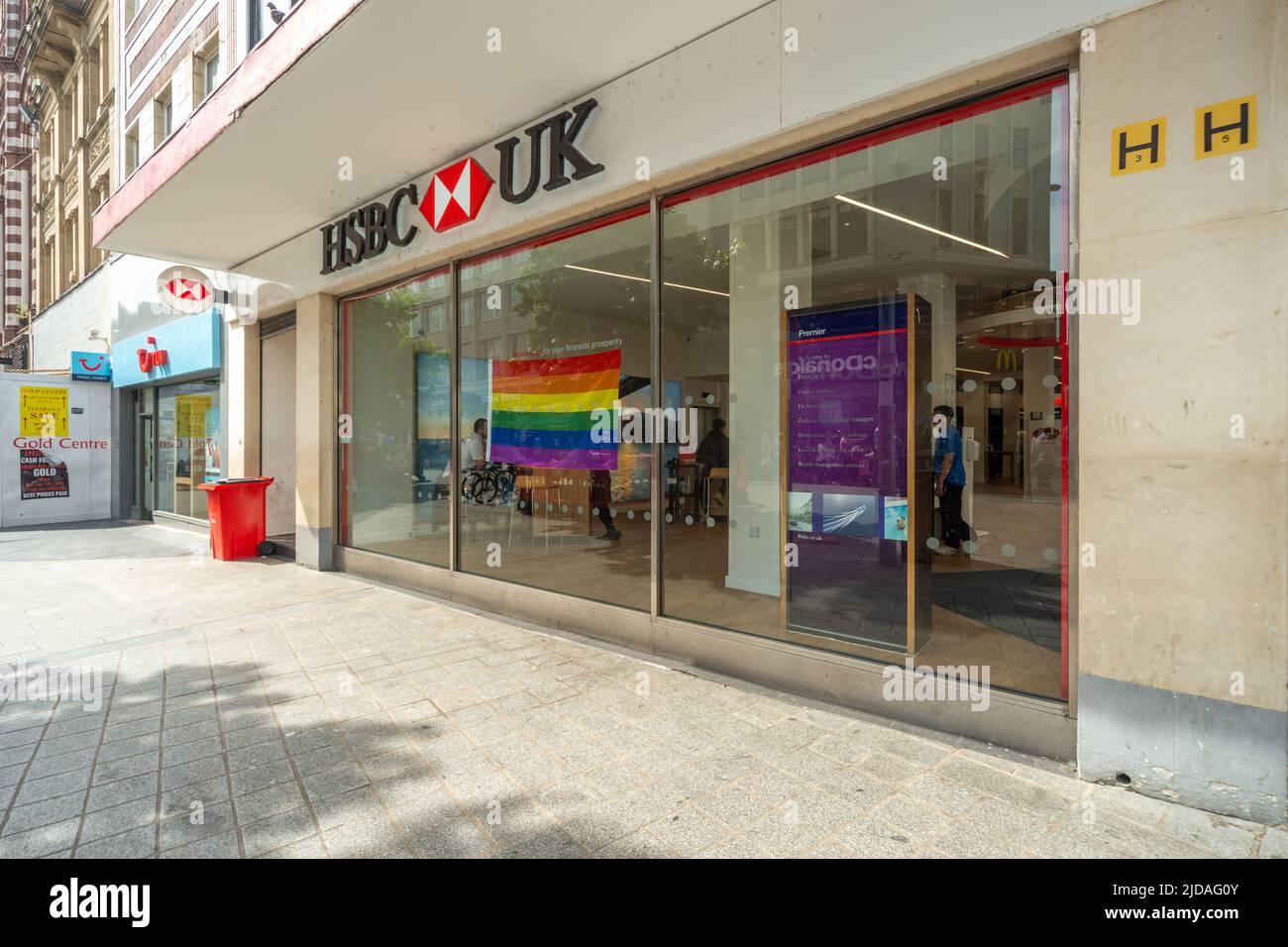 Hsbc frontage hi-res stock photography and images - Alamy