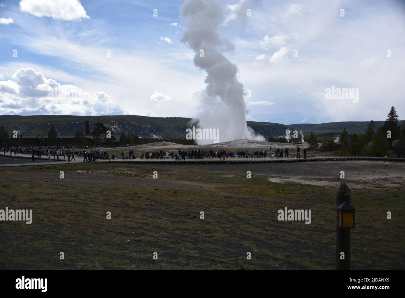 Yellowstone old faithful geysere hi-res stock photography and images ...