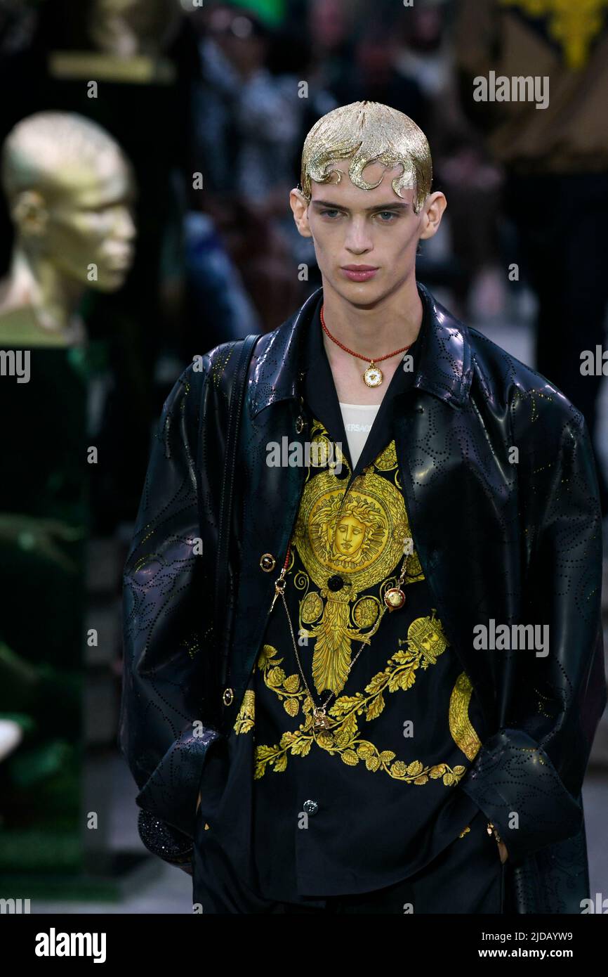 Versace Men Fashion Show Frühjahr/Sommer 2024 Fashion Show | VERSACE