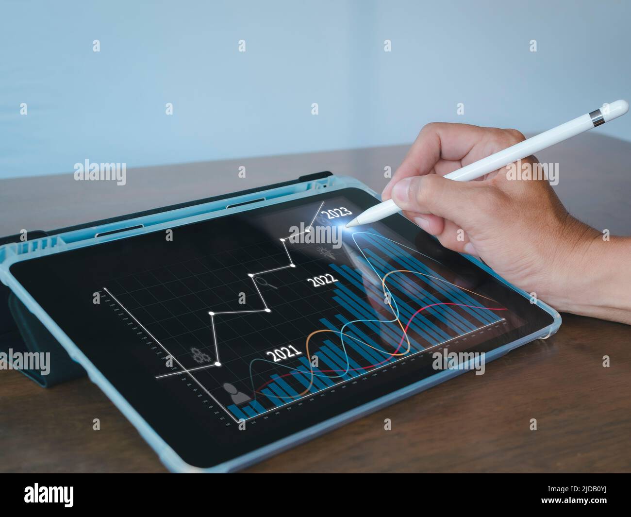 Businessman pointing on a bar graph hi-res stock photography and images ...