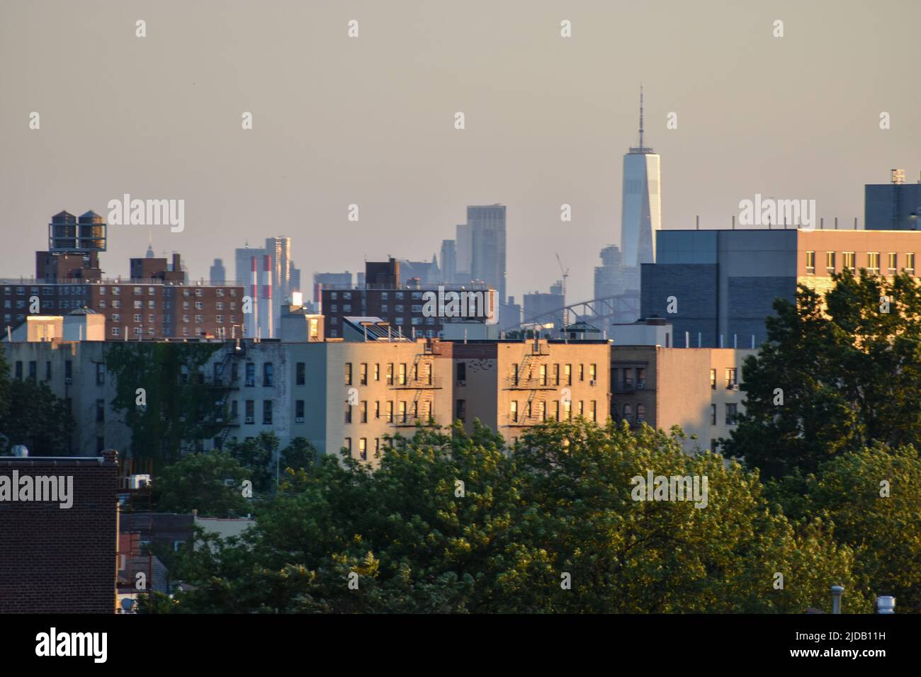 New york city skyline from far away hi-res stock photography and images ...