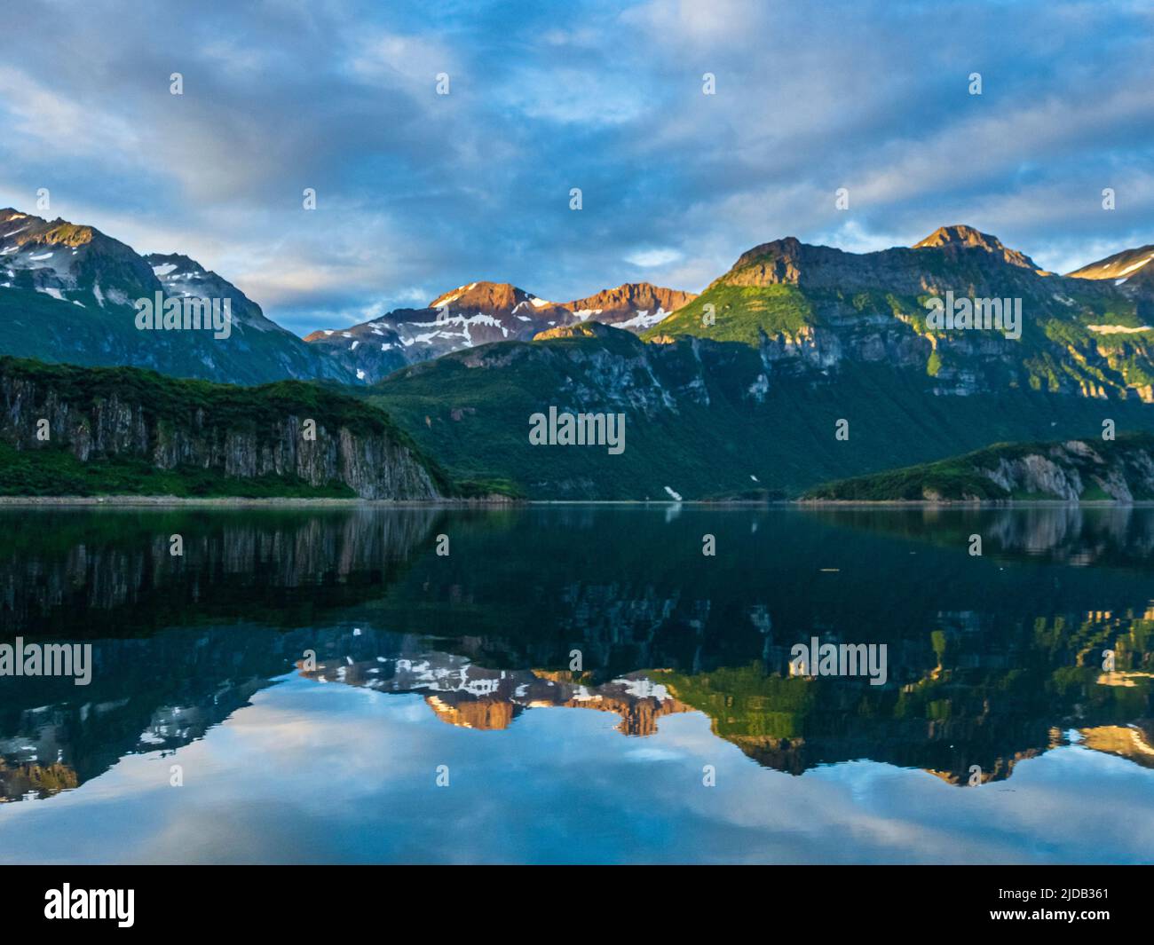 Mirror image of mountains and sky hi-res stock photography and images ...