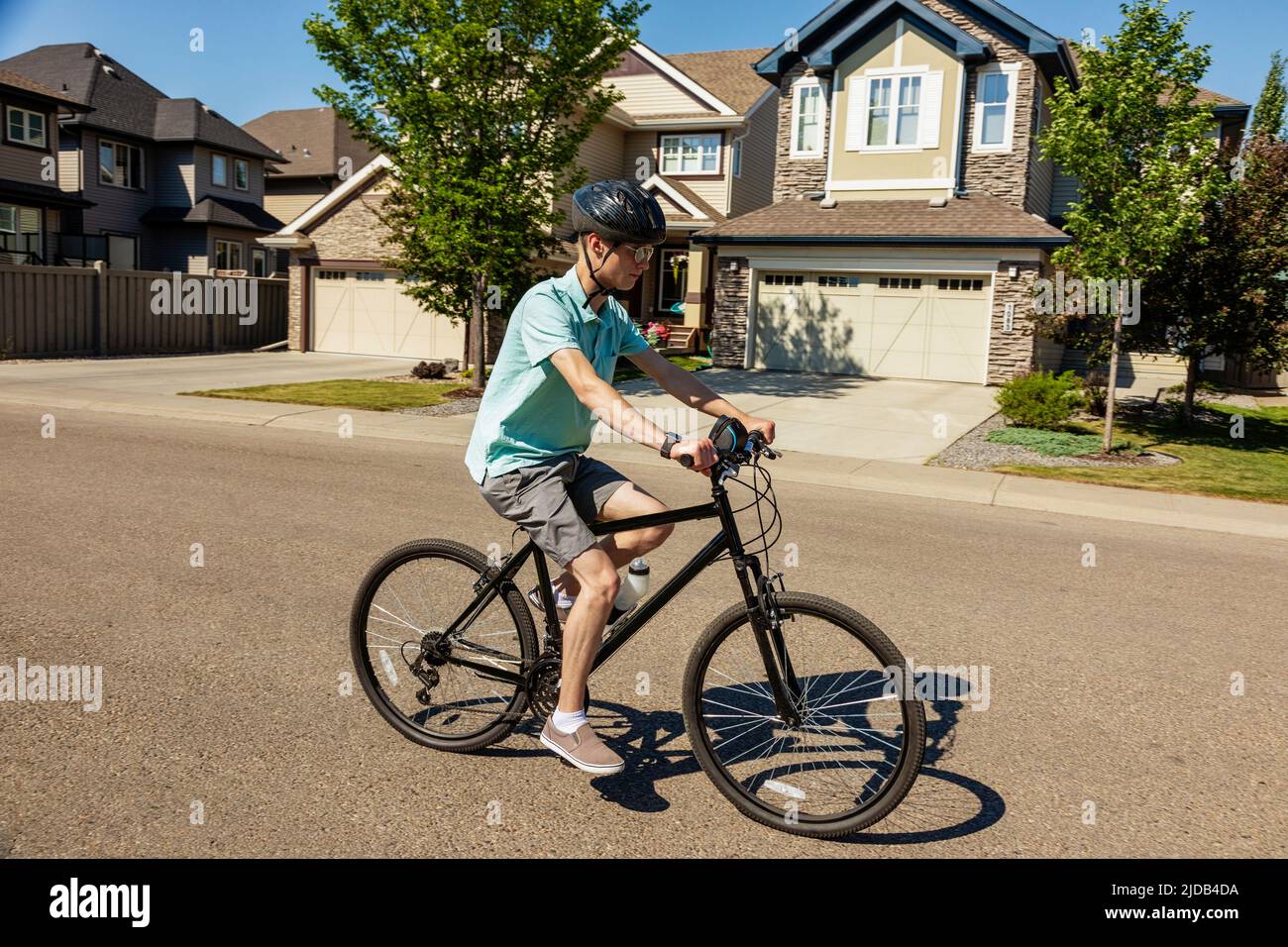 Riding a bike up and down hi-res stock photography and images - Alamy