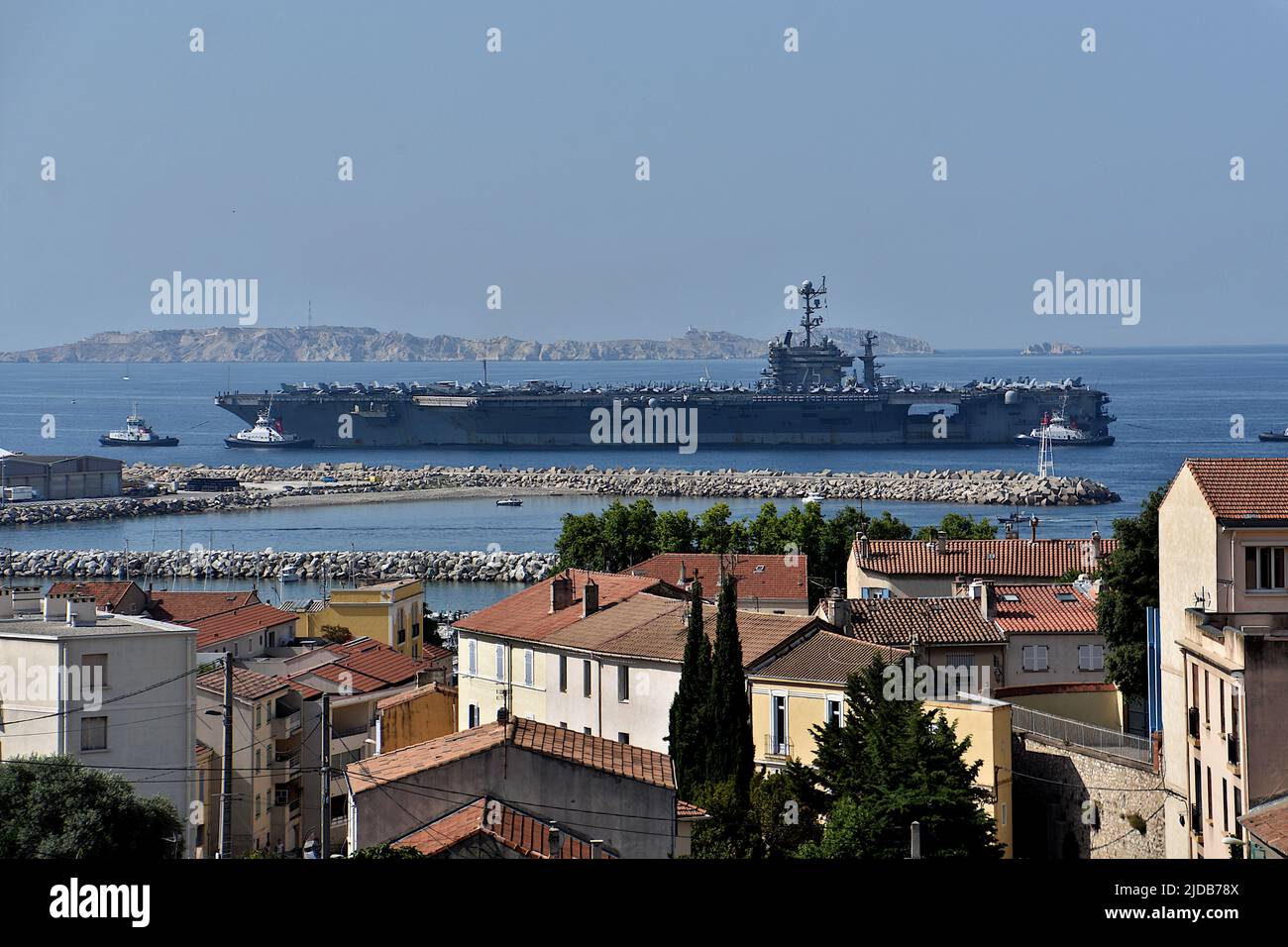 The USS Harry S. Truman aircraft carrier arrives at the French ...