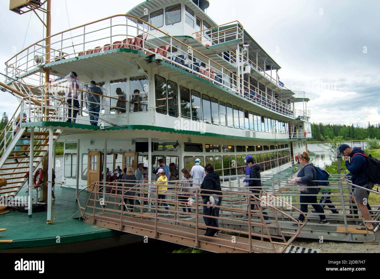 River cruise for tourists along chena river hi-res stock photography ...
