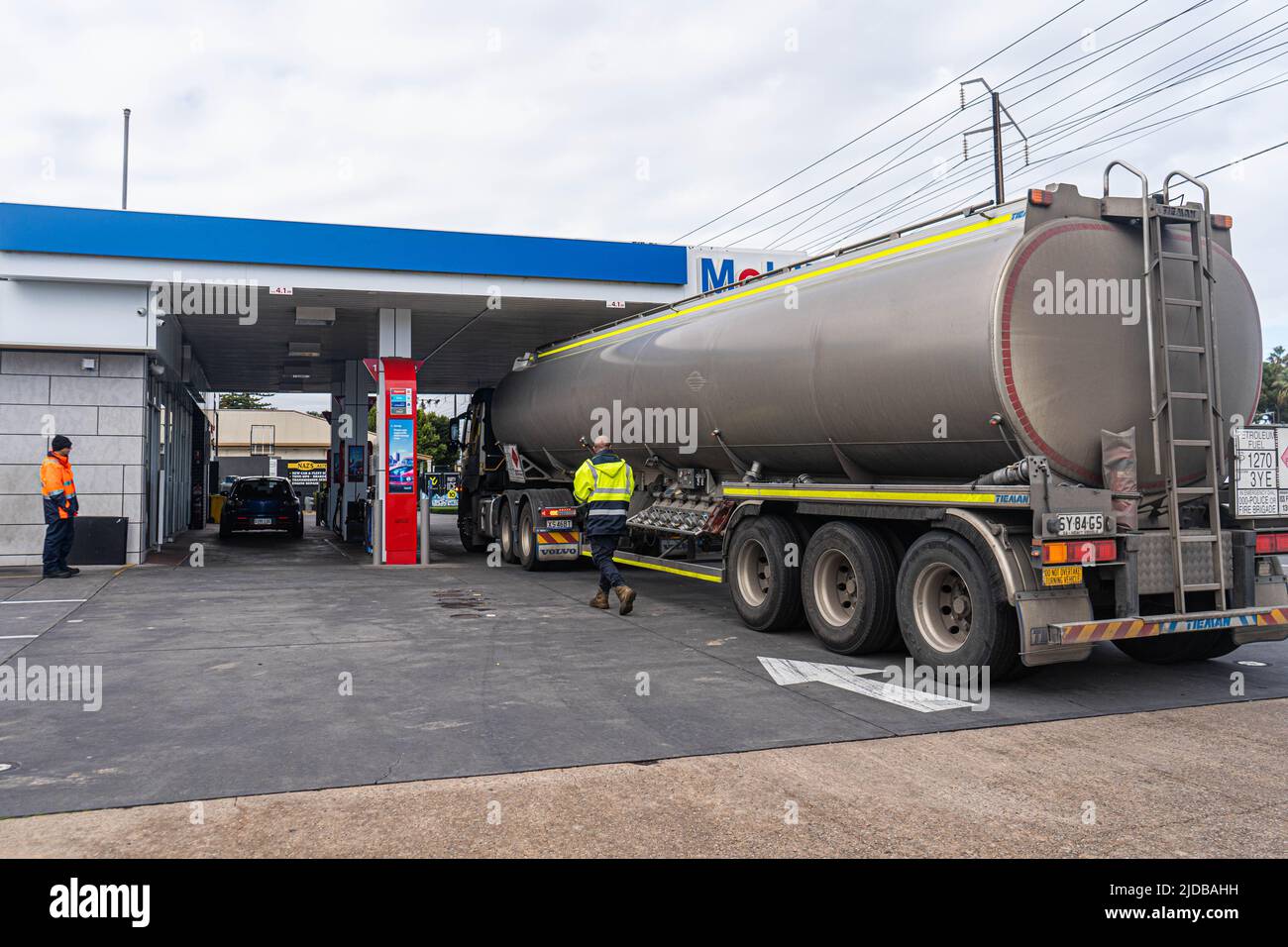 Mobil tanker truck hi-res stock photography and images - Alamy