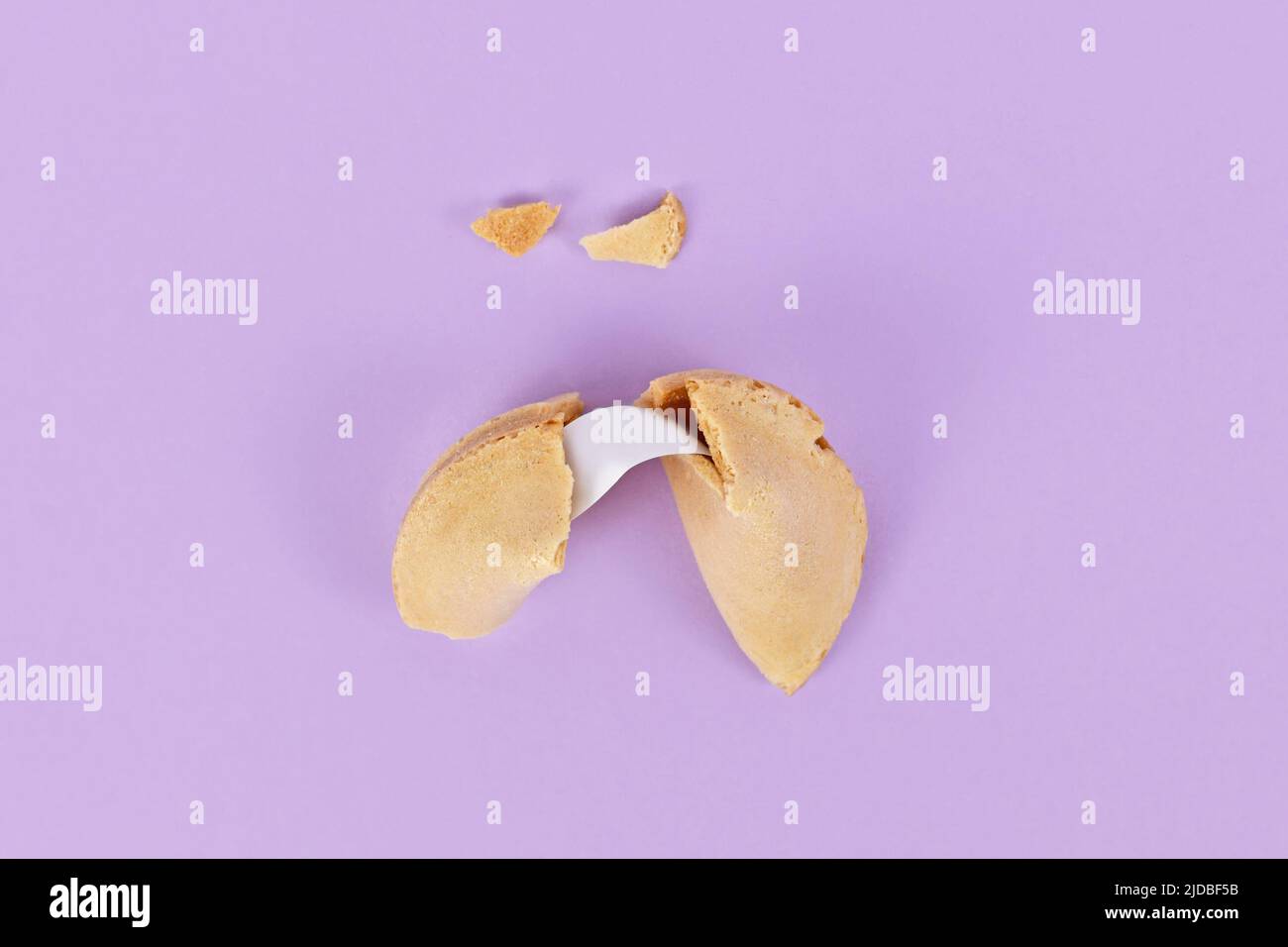 Cracked fortune cookie with note without text Stock Photo - Alamy
