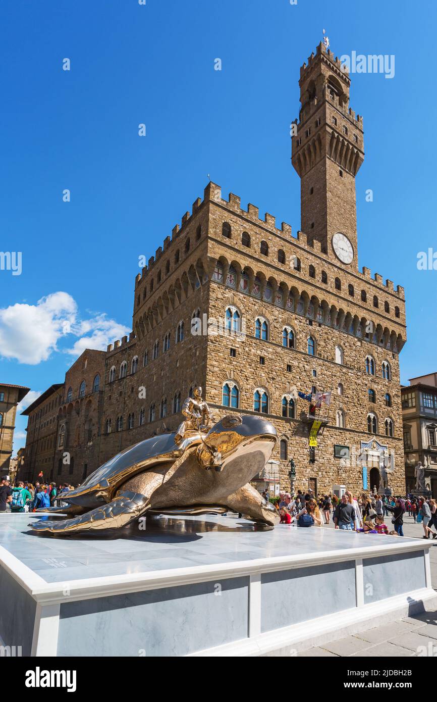 Palazzo Vecchio with a bronze turtle, art exhibition in Florence Stock ...