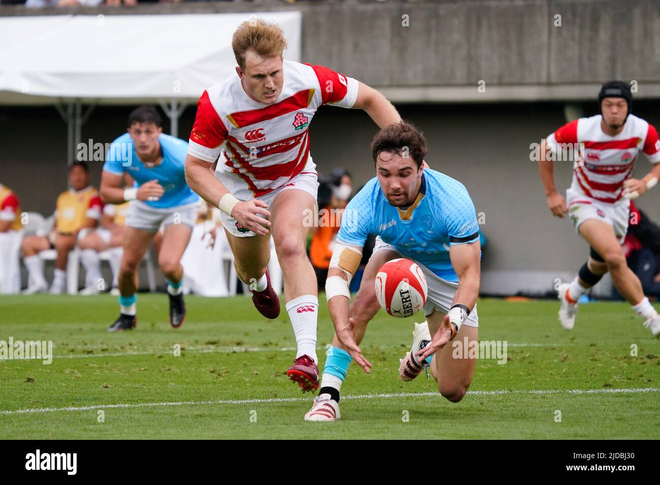 Tokyo Japan. 18th June, 2022. (L-R) Shane Gates (JPN), Felipe ...