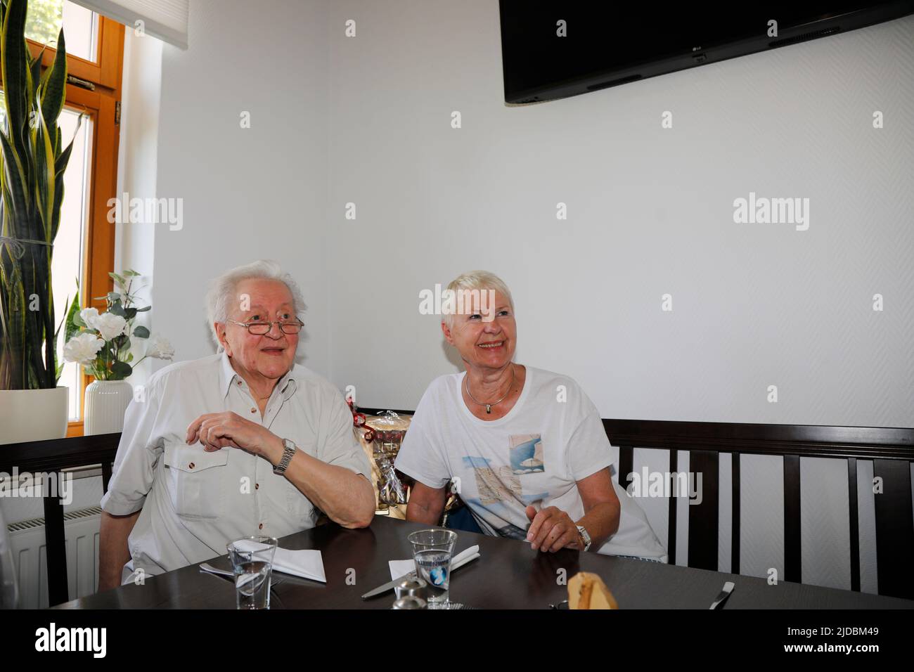 Inge Albert (Richter) und Lutz Jahoda bei der Geburtstagsfeier zum 95 ...